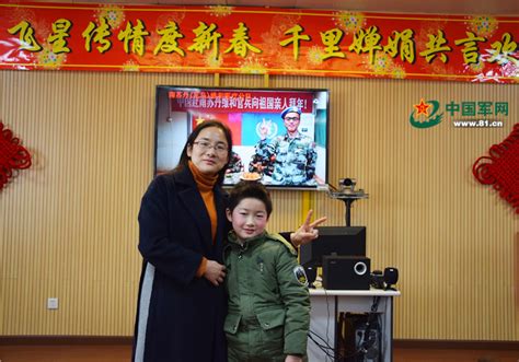 孩子们给远赴非洲维和的亲人敬了个不太标准的军礼 中华人民共和国国防部