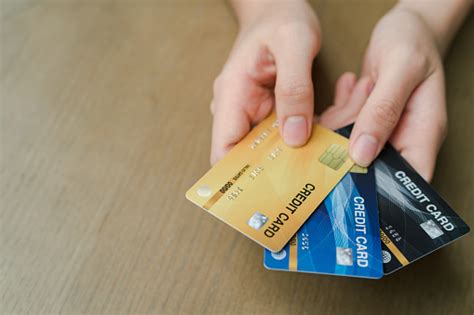 근접 촬영 아시아 아름 다운 여자 집에 앉아 검은 셔츠를 입고 손에 신용 카드가 노트북 컴퓨터와 온라인 제품을 구입 하는 검은