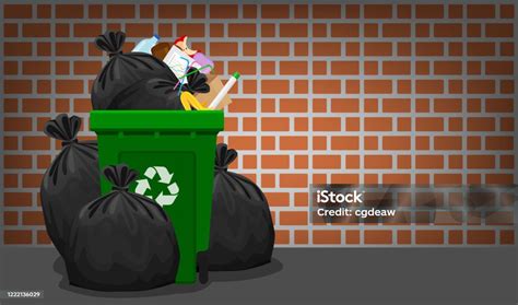 벽돌 벽에 녹색 쓰레기통에 쓰레기 폐기물 및 가방 플라스틱 더미 플라스틱 쓰레기 폐기물 많은 플라스틱 폐기물 덤프 및 빈 녹색 그림 스택 플라스틱 폐기물 및 쓰레기통 분리