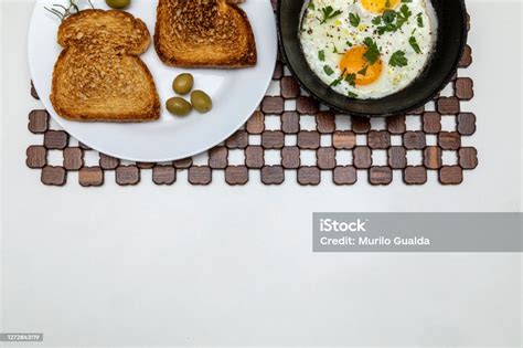 소박한 철판에 달걀 튀김 아침 식사 요리에 토스트 복사 공간을 복사합니다 맨 위 보기입니다 건강한 생활방식에 대한 스톡 사진 및