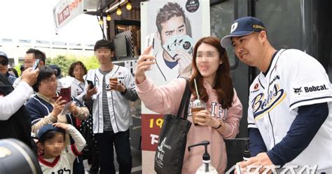 포토 6년 연속 10승 유희관 팬들에게 커피 쏩니다