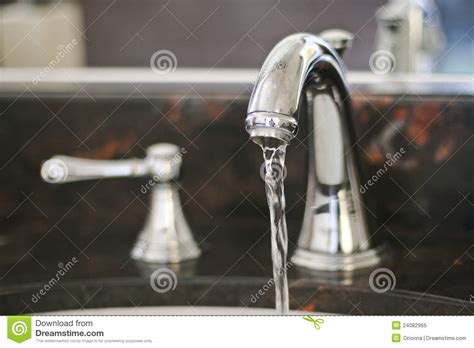 Golpecito De Agua Con La Agua Corriente Imagen De Archivo Imagen De