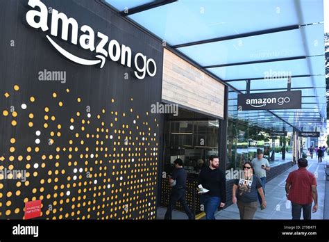 Seattle Wa Usa August 3 2023 People Near The Amazon Go Store In