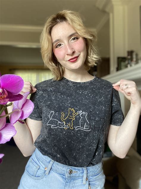 Button Cat Embroidered Tee Lydlbutton