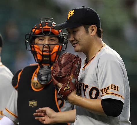 ＜西・巨＞初回を終え、ベンチへ引き上げる巨人先発・菅野（右）と小林 ― スポニチ Sponichi Annex 野球