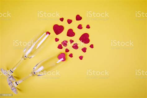 해피 발렌타인 데이 플랫레이 선물 상자 하트 2021 년 배경의 노란색 색상의 안경에 장미 샴페인의 최고 보기 병 발렌타인 데이 또는 새해 인사말 카드 2월에 대한 스톡