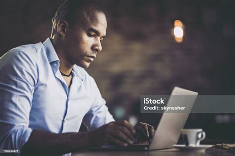 중반 성인 아프리카계 미국인 사업가 컴퓨터에 전자 메일을 입력 합니다 30 39세에 대한 스톡 사진 및 기타 이미지 30