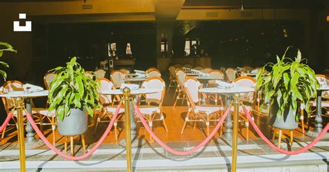 의자와 테이블 그룹 사진 Unsplash의 무료 거리 사진 이미지