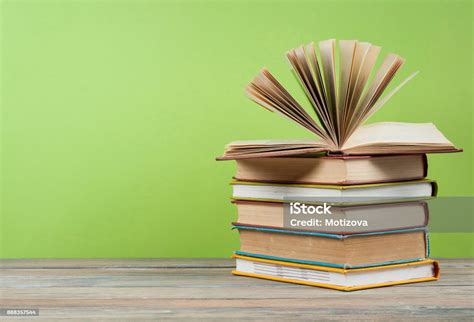 오픈도 서 나무 테이블에 대 한 Hardback 책입니다 교육 배경입니다 학교 돌아가기 텍스트에 대 한 공간을 복사 합니다 개체