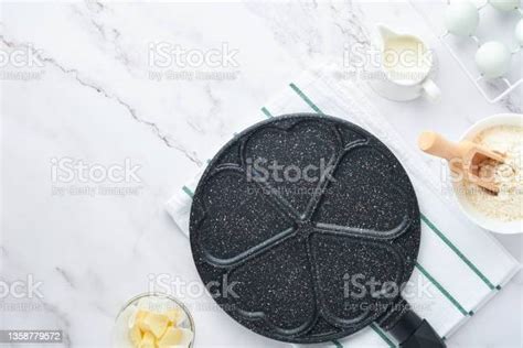 빈 프라이팬 블랙 회색 콘크리트 테이블 배경에 아침 식사 마음과 재료의 모양의 베이킹 팬케이크를위한 돌 논스틱 코팅 프라이팬