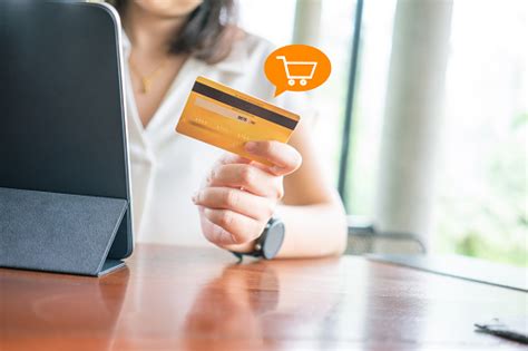 텍스트 나 디자인에 대한 복사 공간이있는 배경 쇼핑 개념 및 배달 서비스 개념으로 사용하는 스마트 폰 및 쇼핑 백 배달 서비스를 이용한 온라인 쇼핑 개념에 대한 스톡 사진