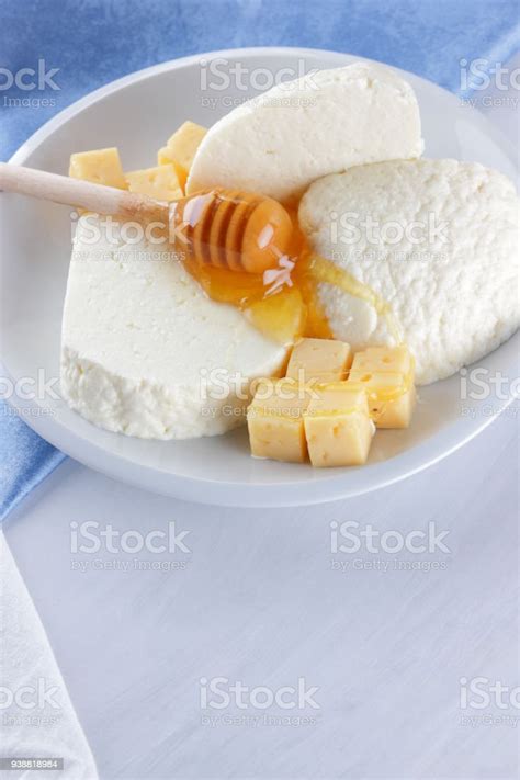 치즈 흰색 배경 화이트 치즈 블루 냅킨 나무 배경 꿀 평면도 흰색 접시에 치즈 Kefir 유리에서 나무 막대기에 꿀에 우유 구색
