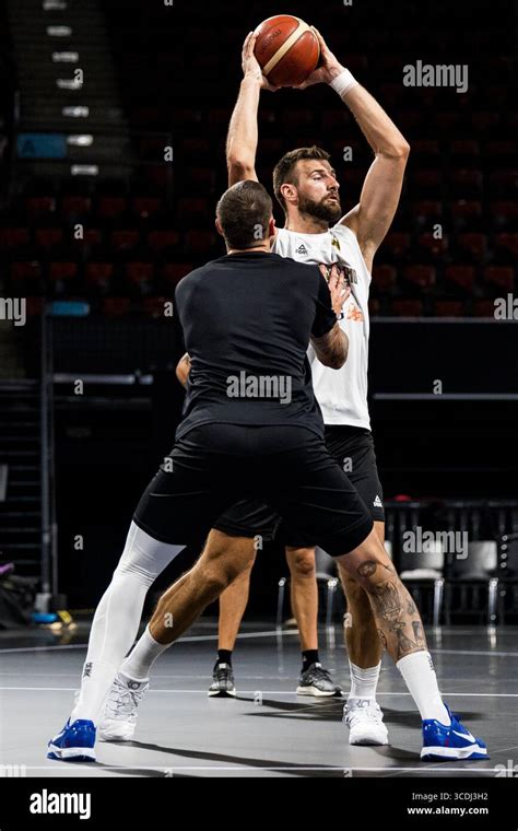 Daniel Theis Deutschland 10 Leon Kratzer Deutschland 34 Am Ball