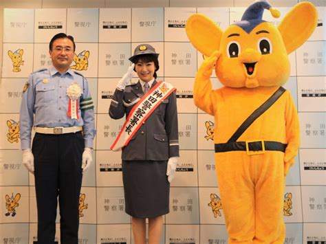 演歌歌手の市川由紀乃が、神田警察署の一日警察署長に就任。秋の交通安全を呼びかけ、アトラクションで熱唱。 日刊エンタメクリップ