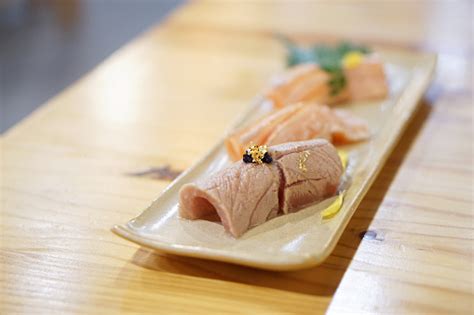 구운 연어와 블루 핀 참치 초밥 오토로와 연어 아부리 초밥 전통 일본 음식세트 0명에 대한 스톡 사진 및 기타 이미지 0명