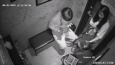 2023년 한국 노래방의 Ip 카메라가 해킹당했습니다 커플 2명 남자친구는 그녀의 보지에 손가락 두 개를 삽입하고 그녀의 G 스팟을 세게 눌렀습니다 곧 그녀의 질에서