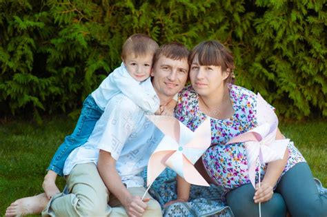 Maman Et Fils De Papa Sasseyant Sur Une Couverture En Parc Et Baiser
