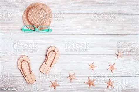 여름 신발 모자 불가사리 흰색 나무 배경에 선글라스와 해변 라운지 공간의 구성 미니어처의 평면 평신도 최소한의 스타일 공간을
