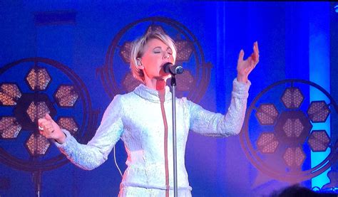 Met Een Kerstconcert Van Dana Winner Kun Je Met Een Warm Gevoel D