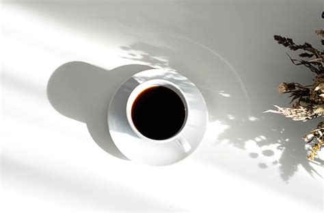 흥미로운 그림자와 흰색 테이블에 향기로운 검은 커피 컵 스칸디나비아 스타일은 태양의 아침 광선에 여전히 생활 0명에 대한 스톡 사진 및 기타 이미지 Istock