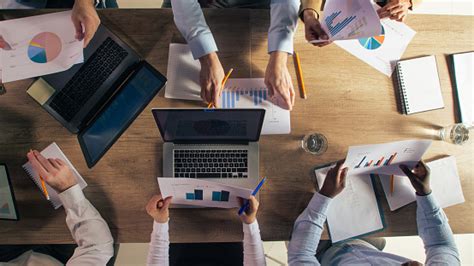 프로젝트 회의 중에 다양한 문서를 검토하는 다양한 비즈니스 인력 20 24세에 대한 스톡 사진 및 기타 이미지 20 24세 25 29세 40 44세 Istock