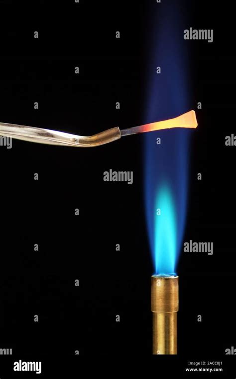 Chauffage D Un Clou En Fer Flamme Du Br Leur Bunsen Bleu Utilis Pour Chauffer Un Clou En Fer
