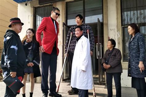 枣庄：24米巨人双脚染疾无钱医治，巨人张欢特来慰问 搜狐大视野 搜狐新闻