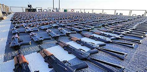 အမေရိကန်က သိမ်းဆည်းရမိထားသည့် ရိုင်ဖယ်များနှင့် စက်သေနတ်များကို ယူကရိန