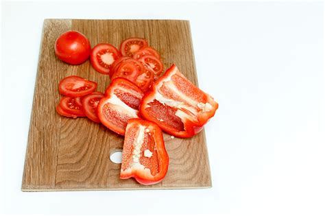흰색 배경에 나무 커팅 보드에 잘게 잘린 신선한 익은 토마토와 후추를 닫습니다 0명에 대한 스톡 사진 및 기타 이미지 0명 가정 생활 가정 주방 Istock
