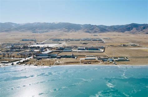 航拍冬日青海湖 中国环境新闻网