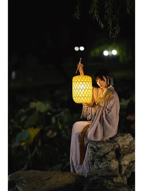 提灯笼的汉服少女 花瓣网