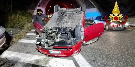 Incidente Nella Notte Sulla Messina Palermo Auto Si Ribalta All