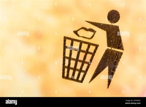 Símbolos De Reciclaje Pictograma De Tidyman En La Funda De Plástico