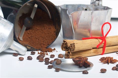 분해 된 형태로 온수 커피 기계는 테이블에는 그것은 보이는 지상 커피 커피 분쇄기와 향신료는 아니 스 카네이션 계 피와 향기로운