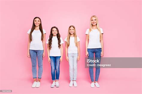 두 명의 작은 두 학생 여성의 전체 길이 사진은 캐주얼 의상 고립 된 핑크 배경을 착용 4 명에 대한 스톡 사진 및 기타 이미지