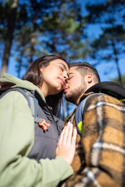 Inschrijving Paar Jonge Wandelaars Blanke Man Met Baard En Vrouw In