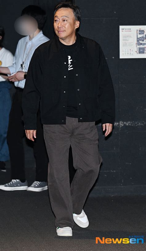 이성민 부드러운 미소와 함께 포토엔hd 손에 잡히는 뉴스 눈에 보이는 뉴스 뉴스엔