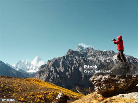 바위 위에 서서 중국 야딩의 양마이용산의 사진을 찍는 아시아 사진작가 사진작가에 대한 스톡 사진 및 기타 이미지 Istock