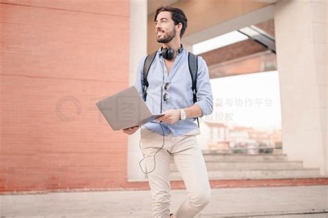 笔记本高清图片 男人带着笔记本电脑走下楼梯 产品实拍免费下载 jpg格式 626像素 编号46460315 千图网