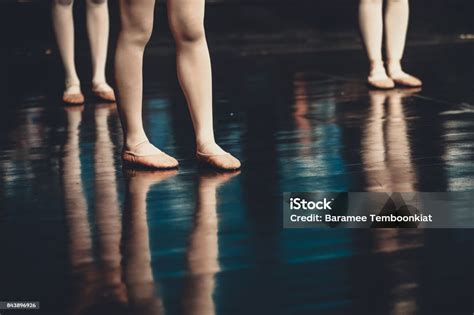클래스 클래식 댄스 발레리 나 젊은 댄서의 다리 발레 태국 컬러 흑백 복사 공간 스타일 Performing Arts Event에