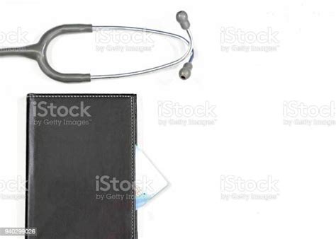 의료 결제 개념에서 복사 텍스트 공간을 가진 고립 된 백색 배경에 청진 기의 서명 책과 귀 조각에서 칩 스캔 신용 카드 실내에