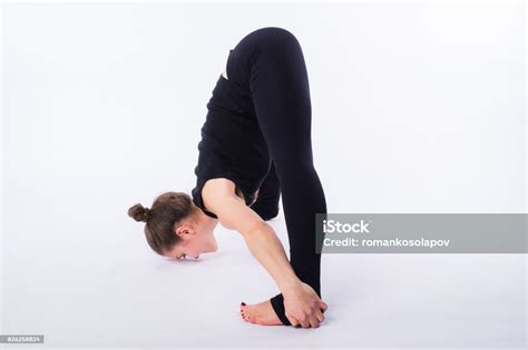 아름 다운 스포티 맞는 Yogini 여자 관행 요가 아사 나 Adhomukha Svanasana흰색 절연 하향 직면 개 포즈