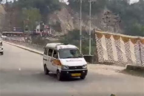Pm Modi Halts Convoy Gives Way To Ambulance