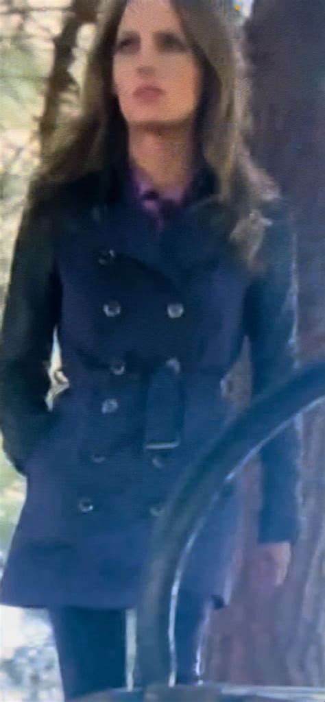 ปักพินโดย Beau Goshen ใน Stana Katic In A Trunch Coat And Gloves