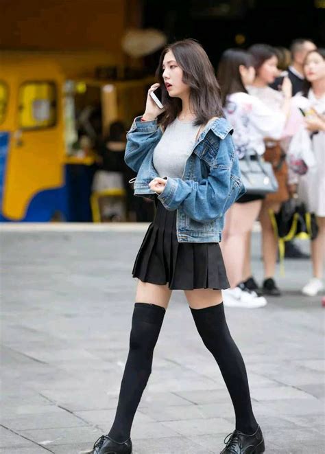街拍，图三美女身穿白色衣服，头上的小辫子是焦点小辫子美女白色新浪新闻