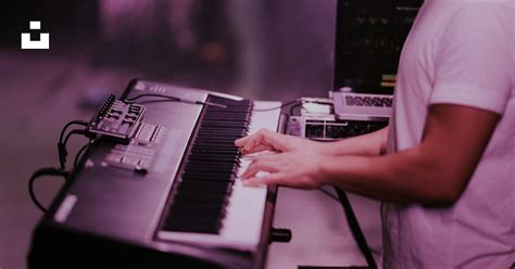 흑백 피아노를 연주하는 사람 사진 Unsplash의 무료 예배 음악 이미지