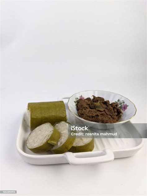 Ketupat로 알려진 말레이시아의 Eid Mubarak 의 전통 음식 코코넛 잎으로 짠 밥으로 렌당 치킨 카레 로데 매운 땅콩