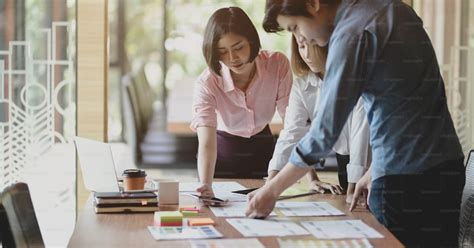 젊은 열정적 인 Ux 웹 디자이너는 노트북 컴퓨터와 함께 인터페이스 프로젝트를 계획하고 있습니다 사진 Unsplash의 공학자 이미지