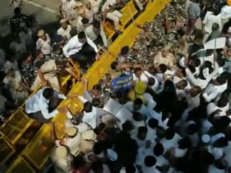 Scuffle Between Aap Workers Cops During Protest Over Aap Leader Sanjay