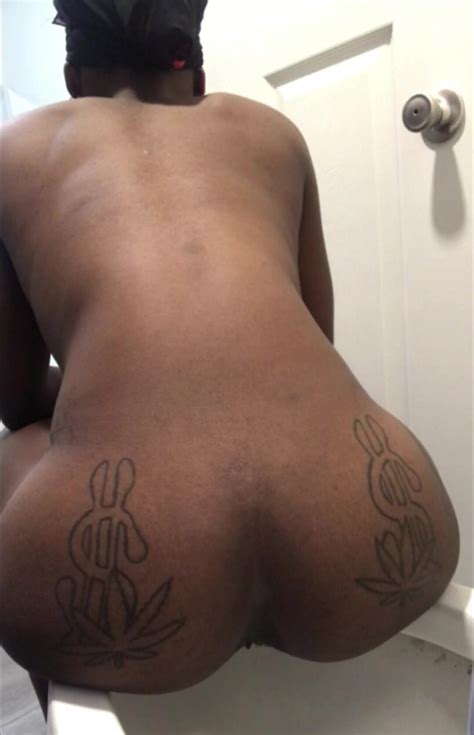 Sexy Ebony Pooping On Toilet 12